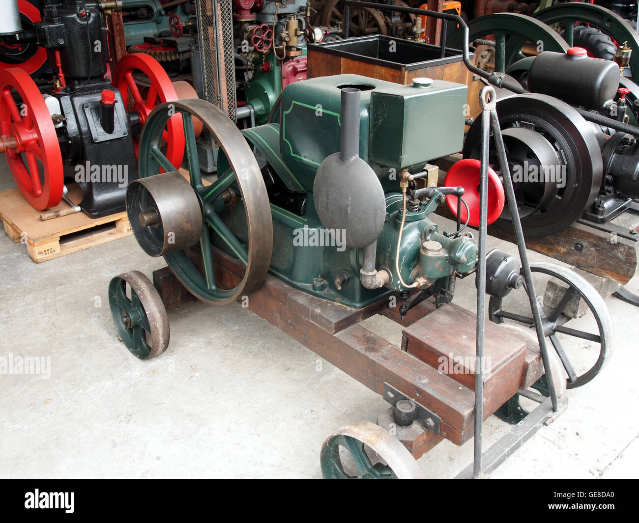 The 'Oude Stationaire Motor' on display at the Museum for Nostalgia and ...