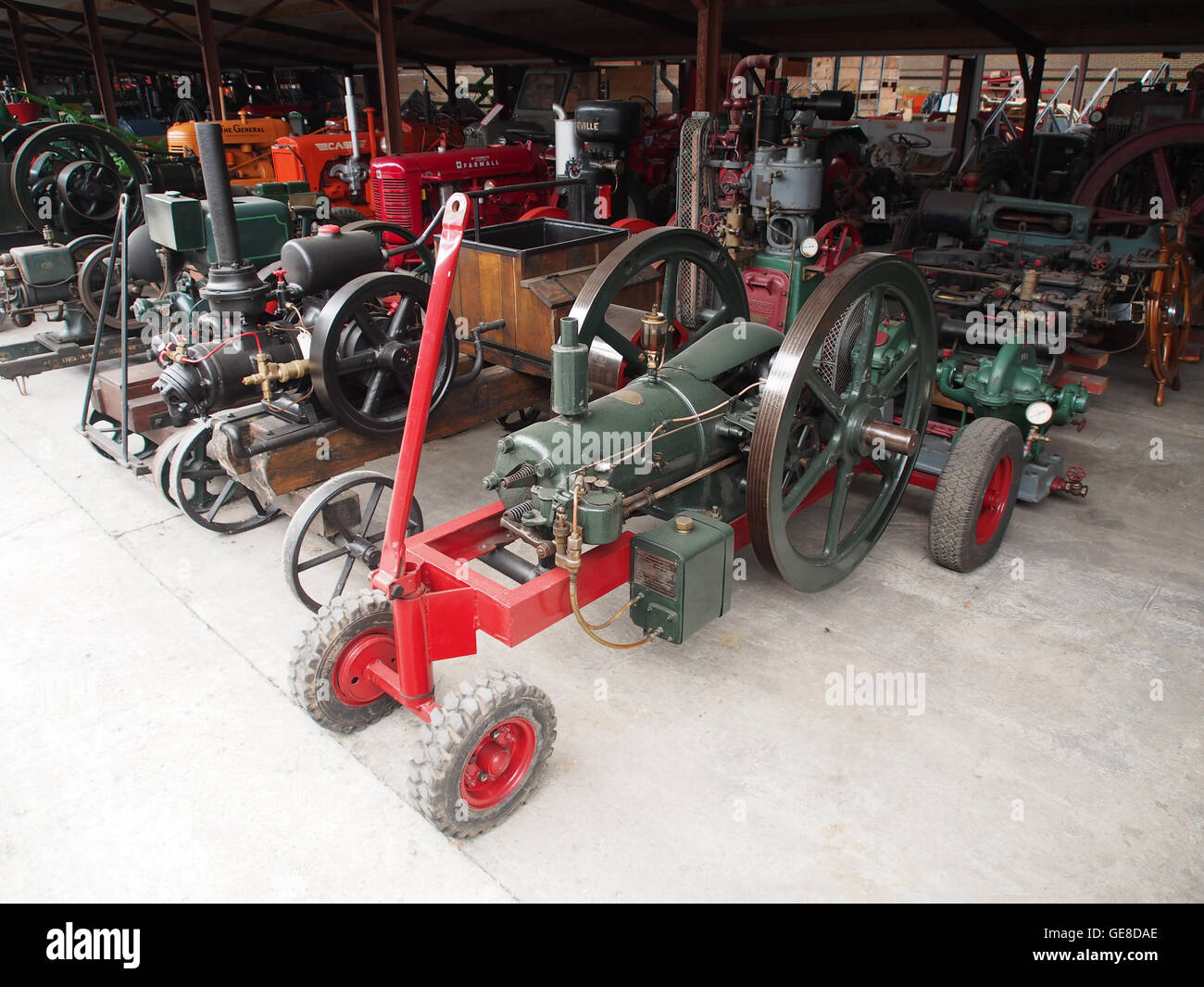 Oude stationaire motor in het MUSEUM voor NOSTALGIE en TECHNIEK ...