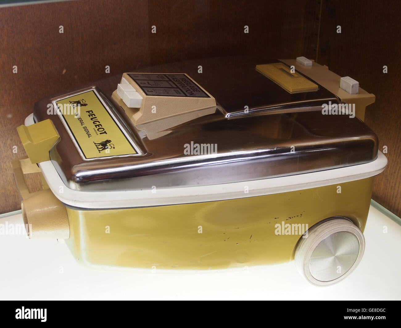 Vintage vacuum cleaner hi-res stock photography and images - Alamy