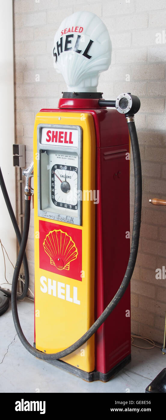 Vintage shell gas pump hi-res stock photography and images - Alamy