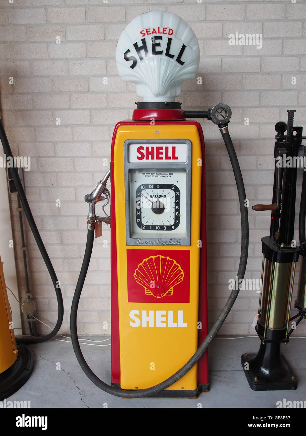Vintage gas pump hi-res stock photography and images - Alamy
