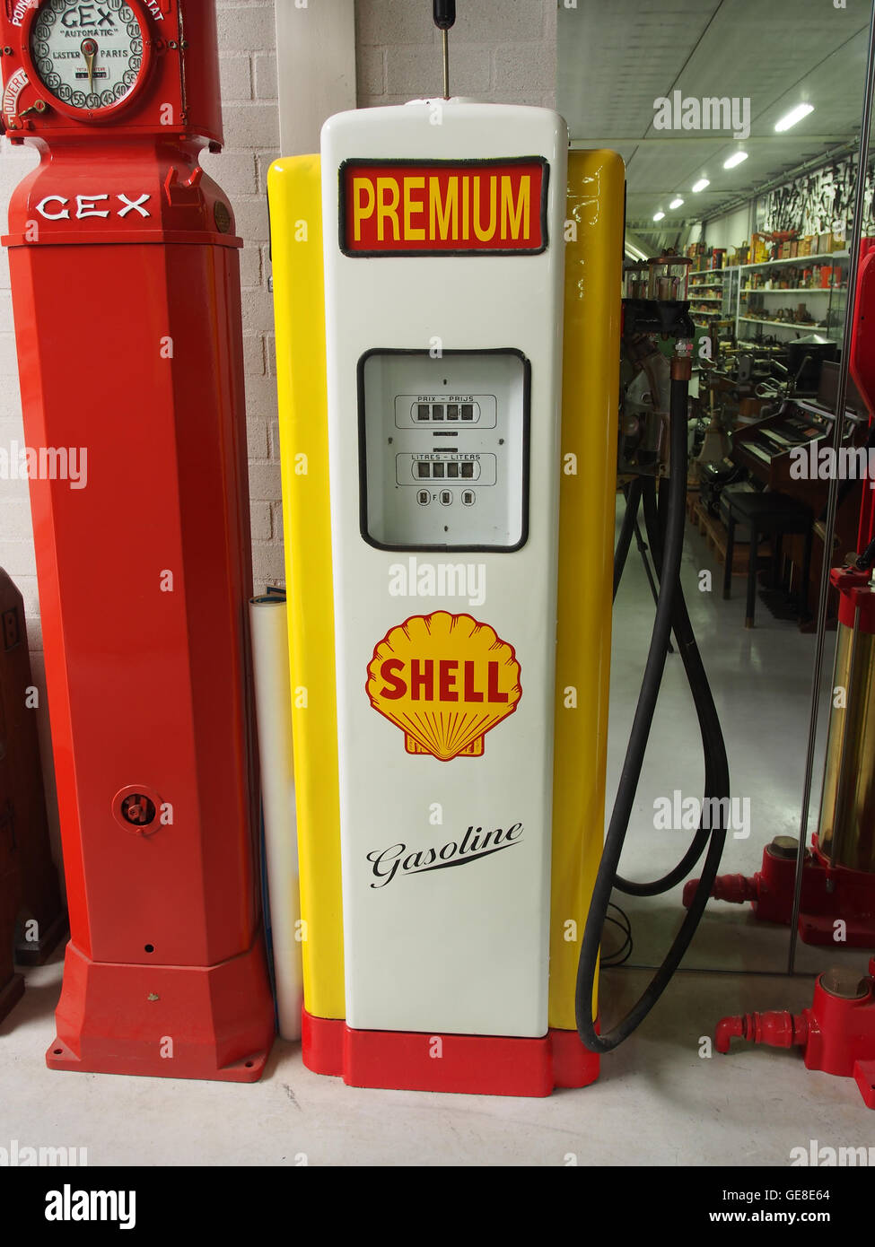 Shell Premium benzinepomp in het Museum voor Nostalgie en Techniek pic1 ...