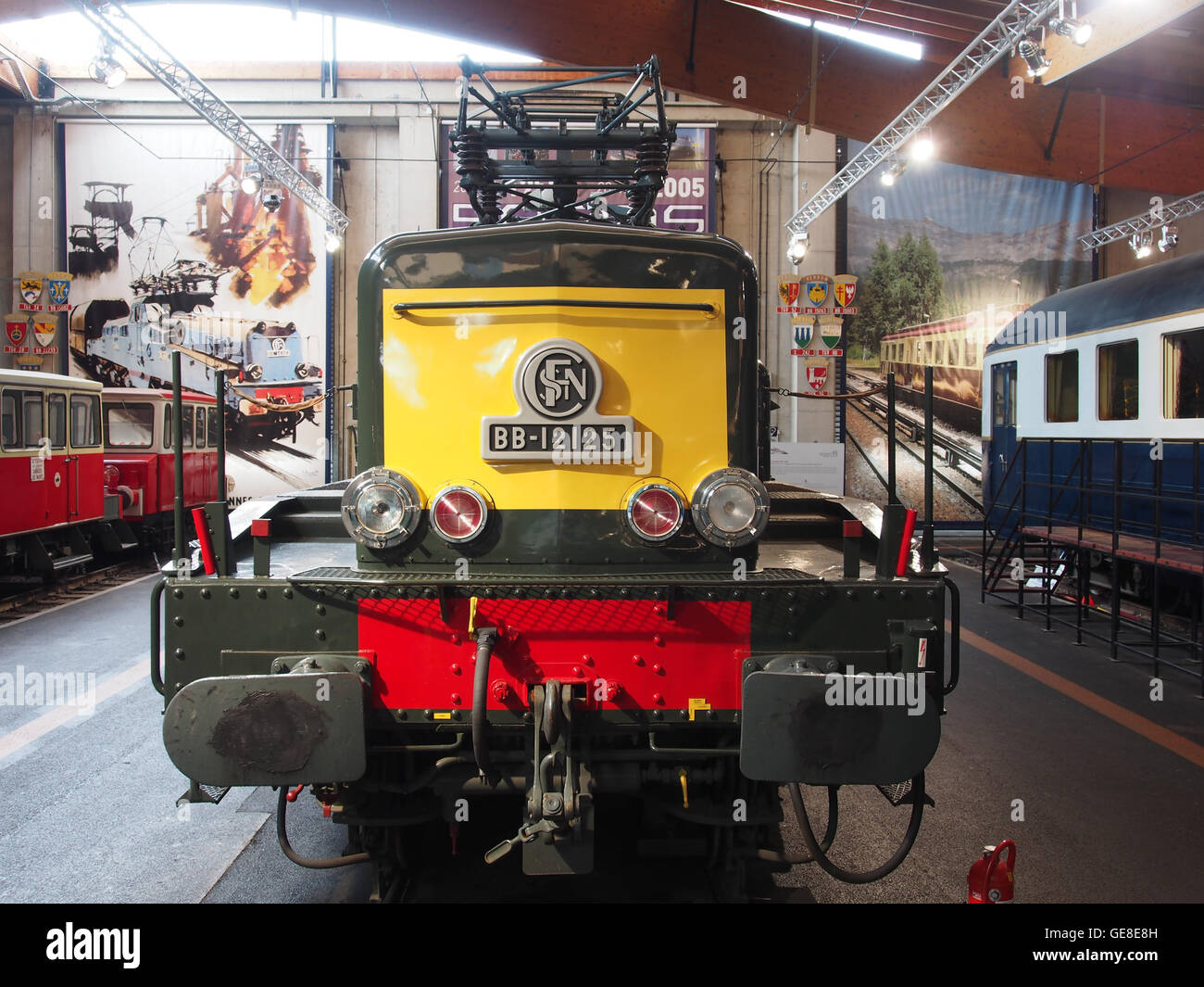The SNCF BB-12125 is a French electric locomotive, part of the BB 12000 ...