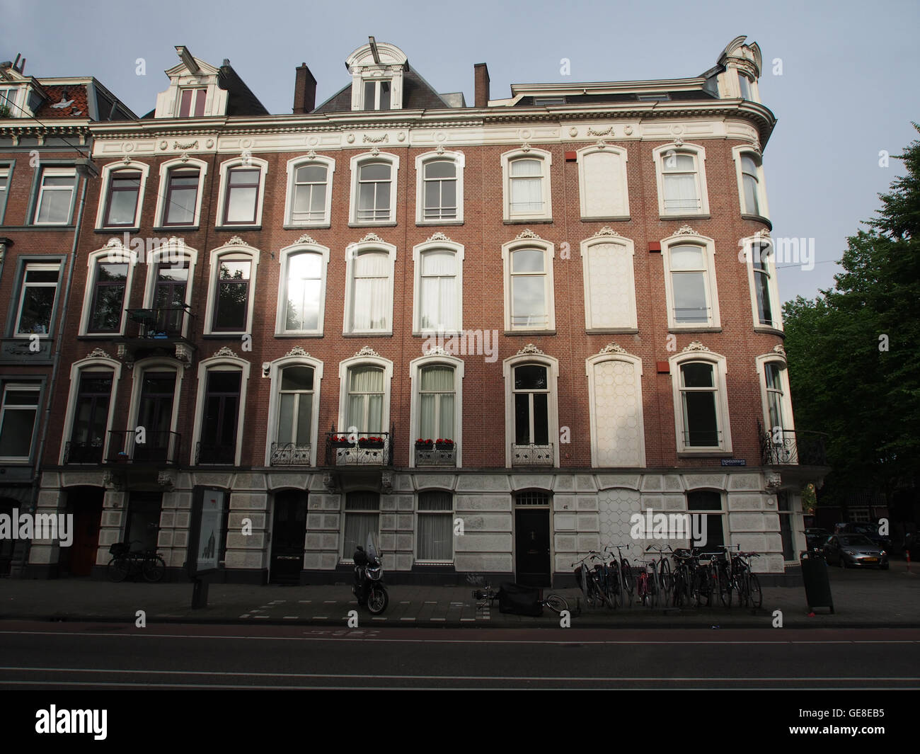 This historical photograph shows the intersection of Stadhouderskade ...