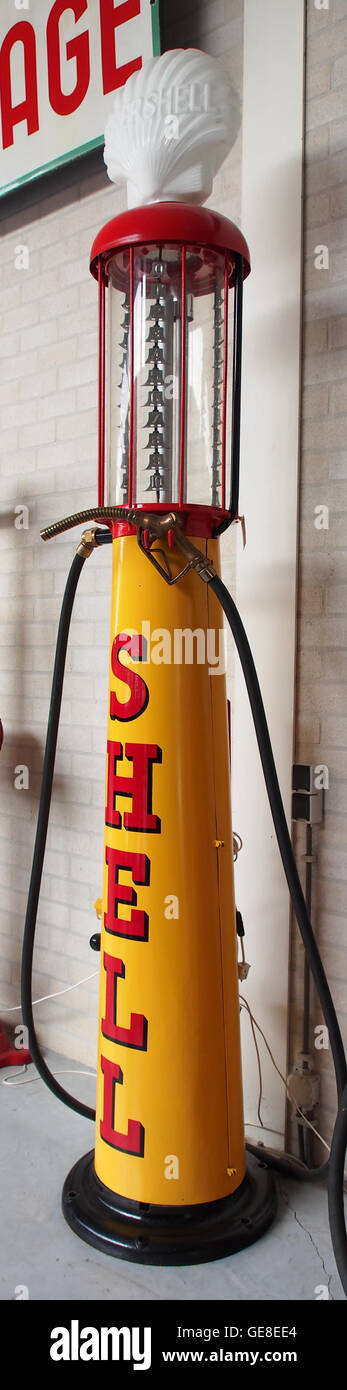 A vintage image of a SuperShell benzinepomp, an iconic gas station pump ...