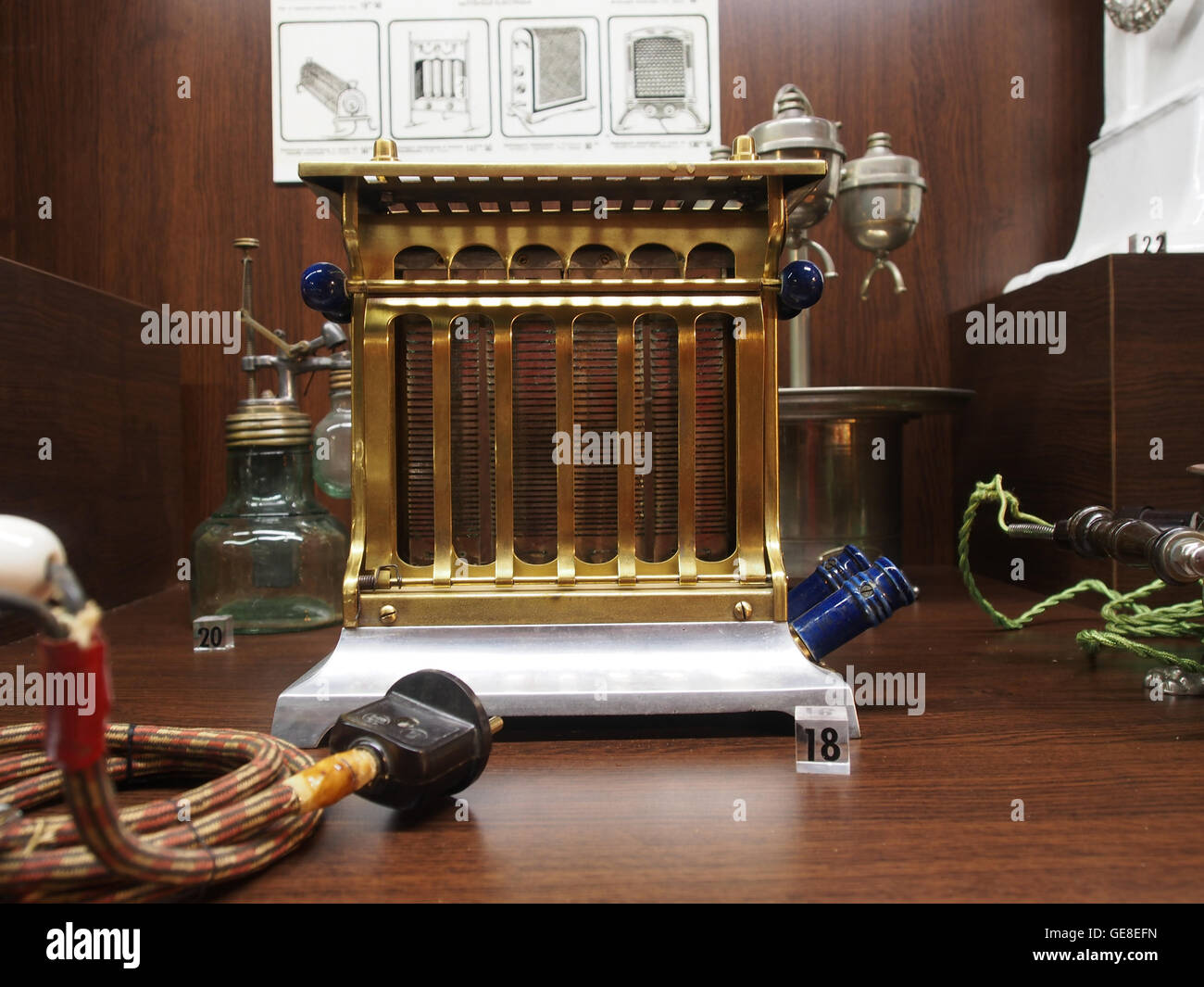 A photograph of a vintage toaster displayed at the Musé EDF ...