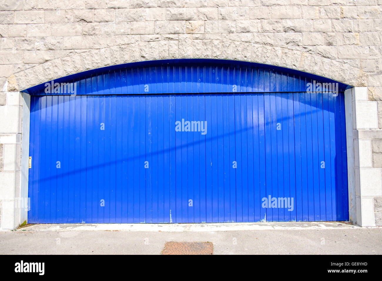 Blue doors hi-res stock photography and images - Alamy
