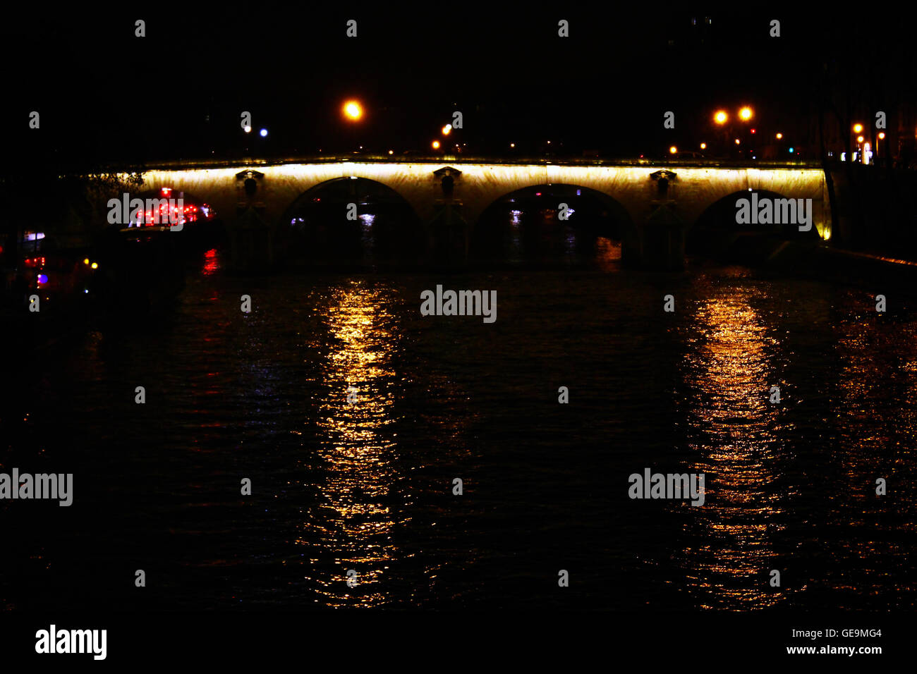 Paris illuminated bridge buildings hi-res stock photography and images ...
