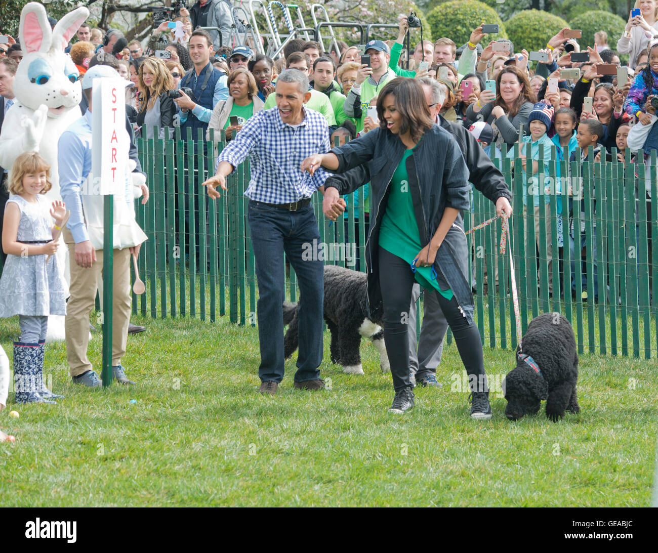 Michelle obama egg roll 2016 hi-res stock photography and images - Alamy