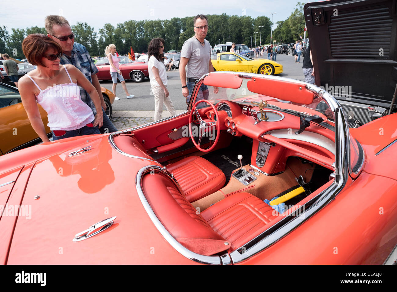 People looking at an old Corvette at the "Street Mag Show" in Hanover ...