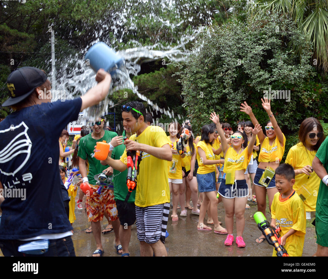 Chiba, Japan. 23rd July, 2016. Japanese youths get a bucketful water ...