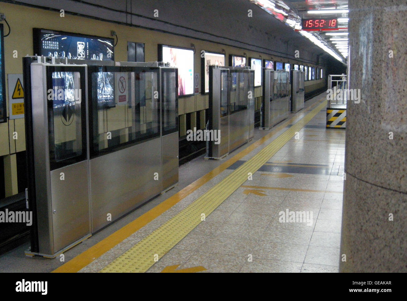 Platform screen door hi-res stock photography and images - Alamy