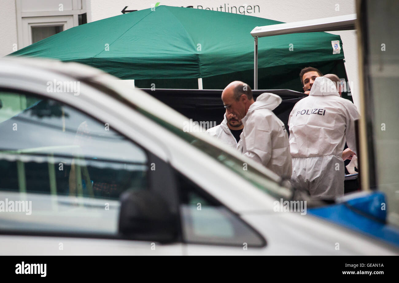 Reutlingen, Germany. 24th July, 2016. Police crime scene investigators ...