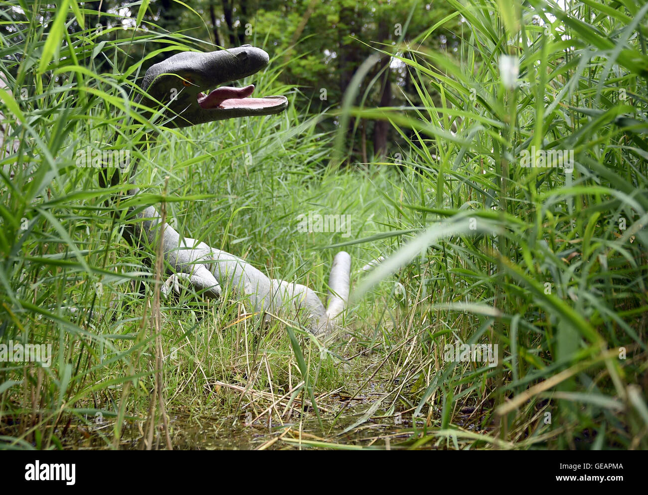 Amusement park model of a dinosaur hi-res stock photography and images ...