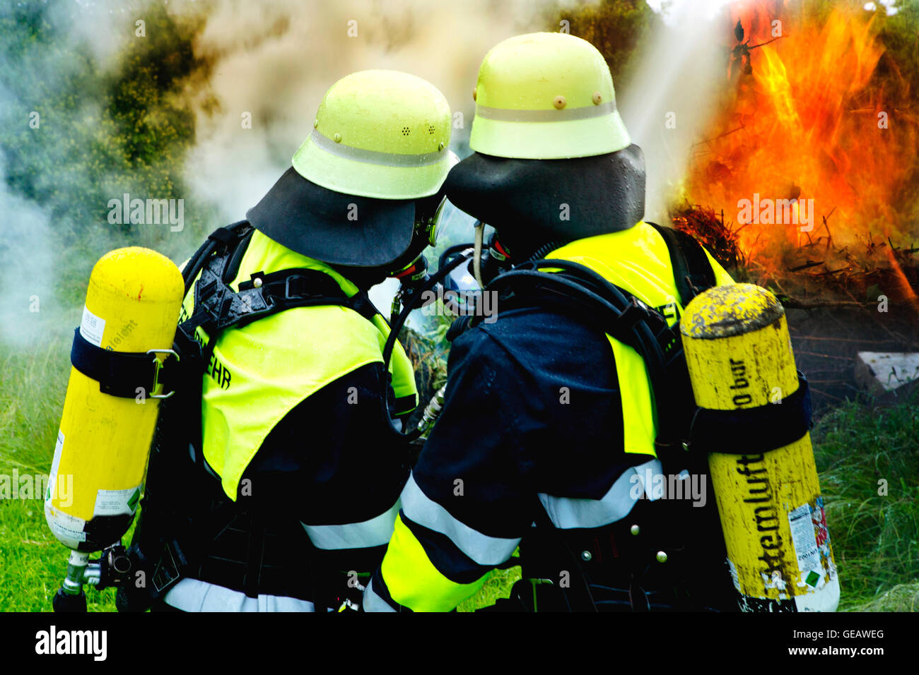 Fire brigade extinguishing fire Stock Photo - Alamy