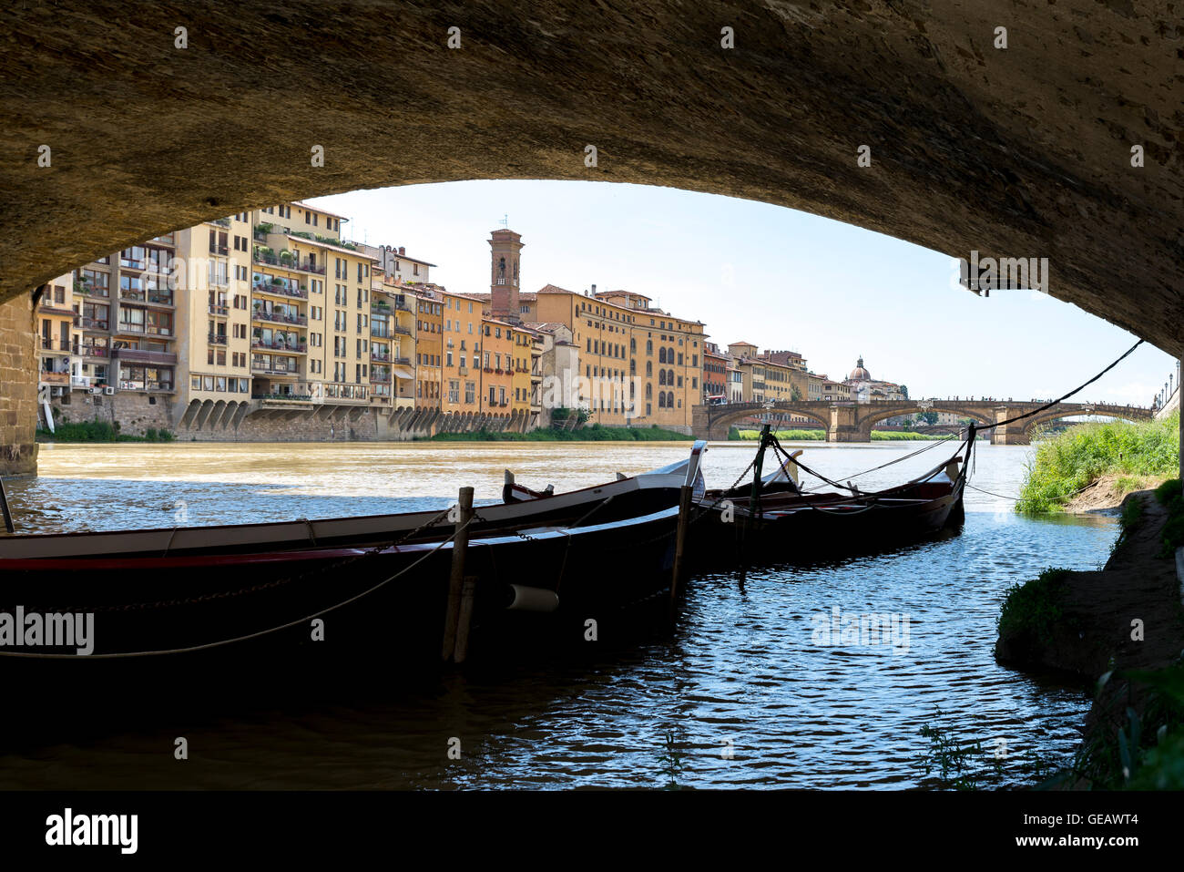 Italy, Tuscany, Florence, boats under Ponte Vecchio Stock Photo - Alamy