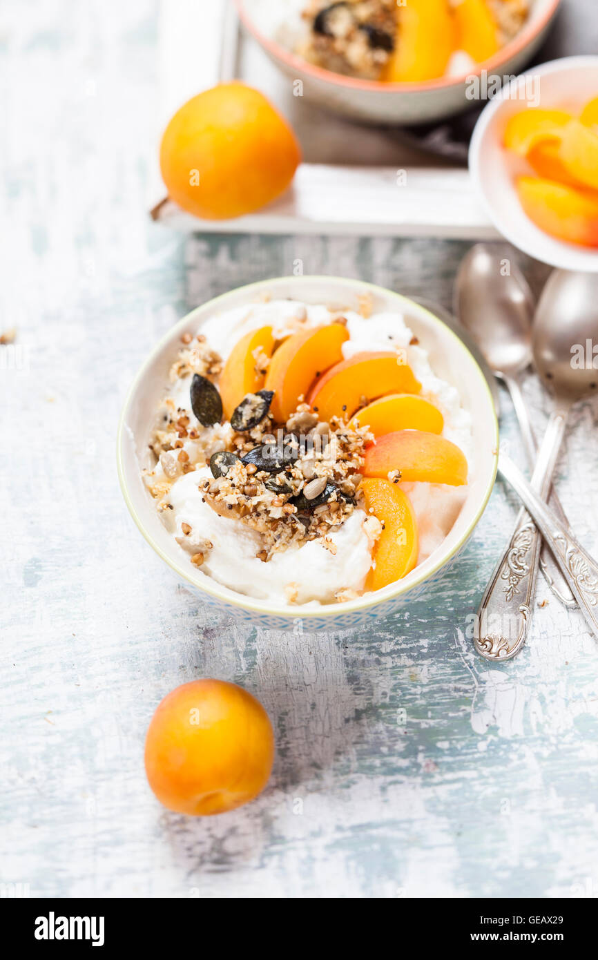 Yogurt with crunchy muesli and fresh apricot Stock Photo - Alamy