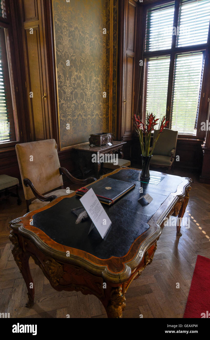 Eckartsau: Eckartsau Castle: desk where Emperor Karl I. on 11/13/1918 ...