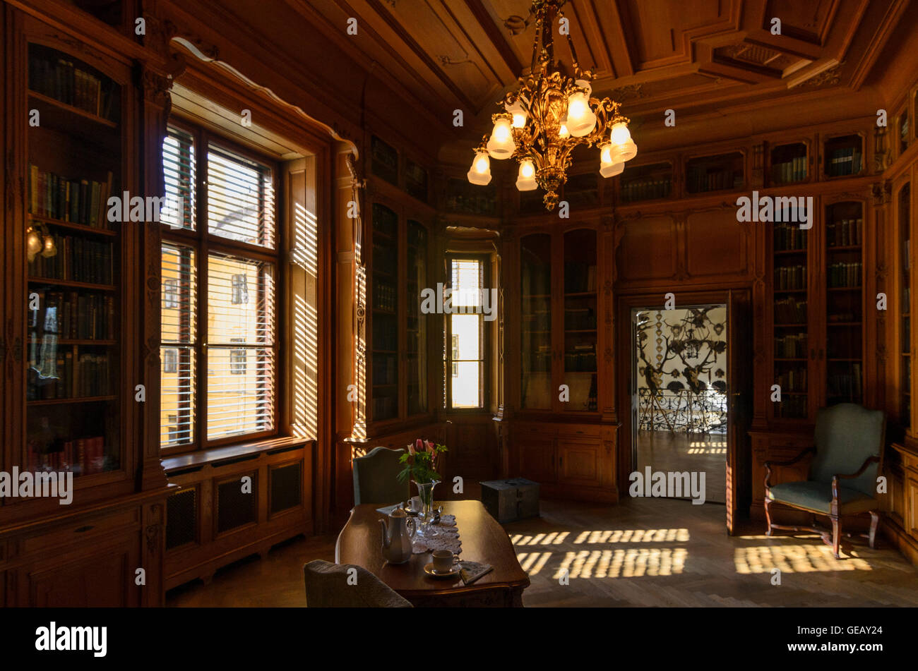 Castle library hi-res stock photography and images - Alamy