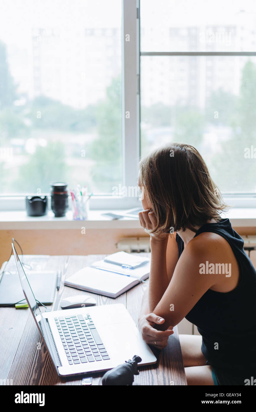 Office desk window woman hi-res stock photography and images - Alamy