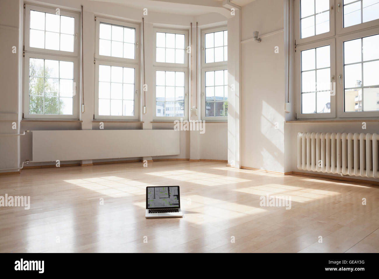 Empty floor hi-res stock photography and images - Alamy
