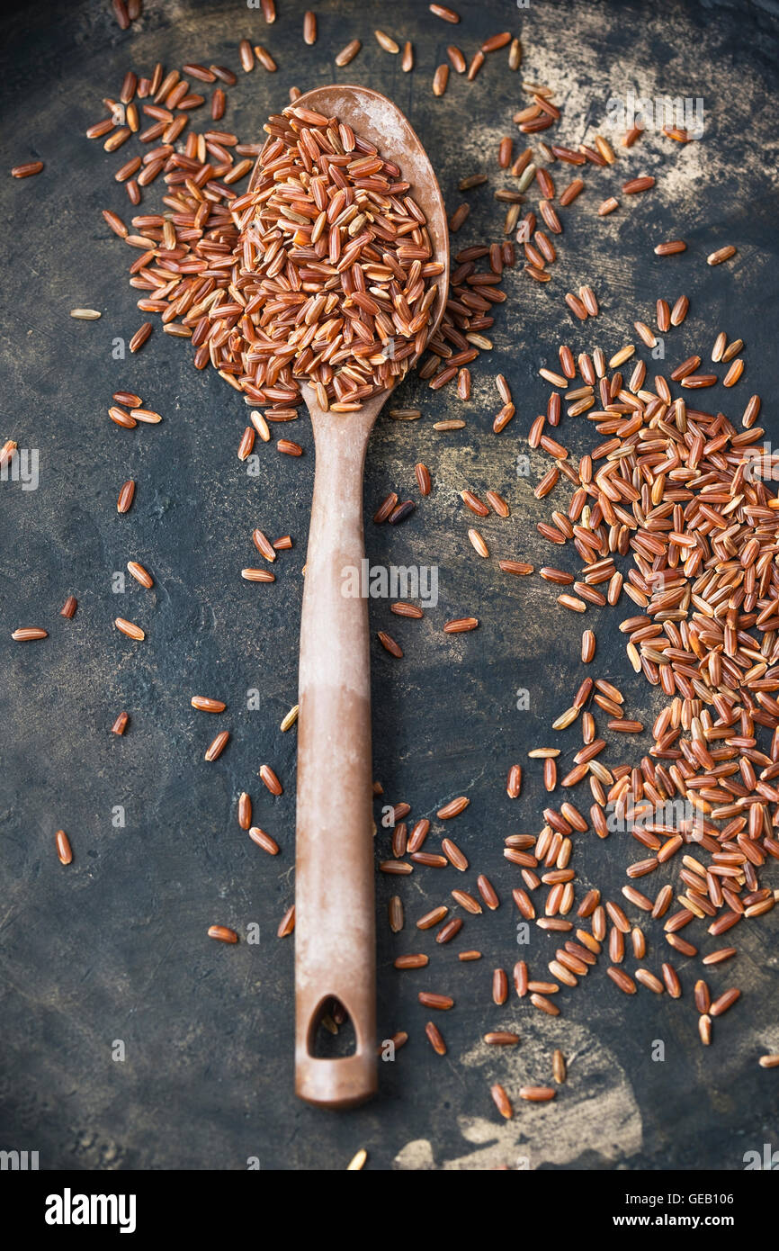 Wooden spoon and red rice Stock Photo - Alamy