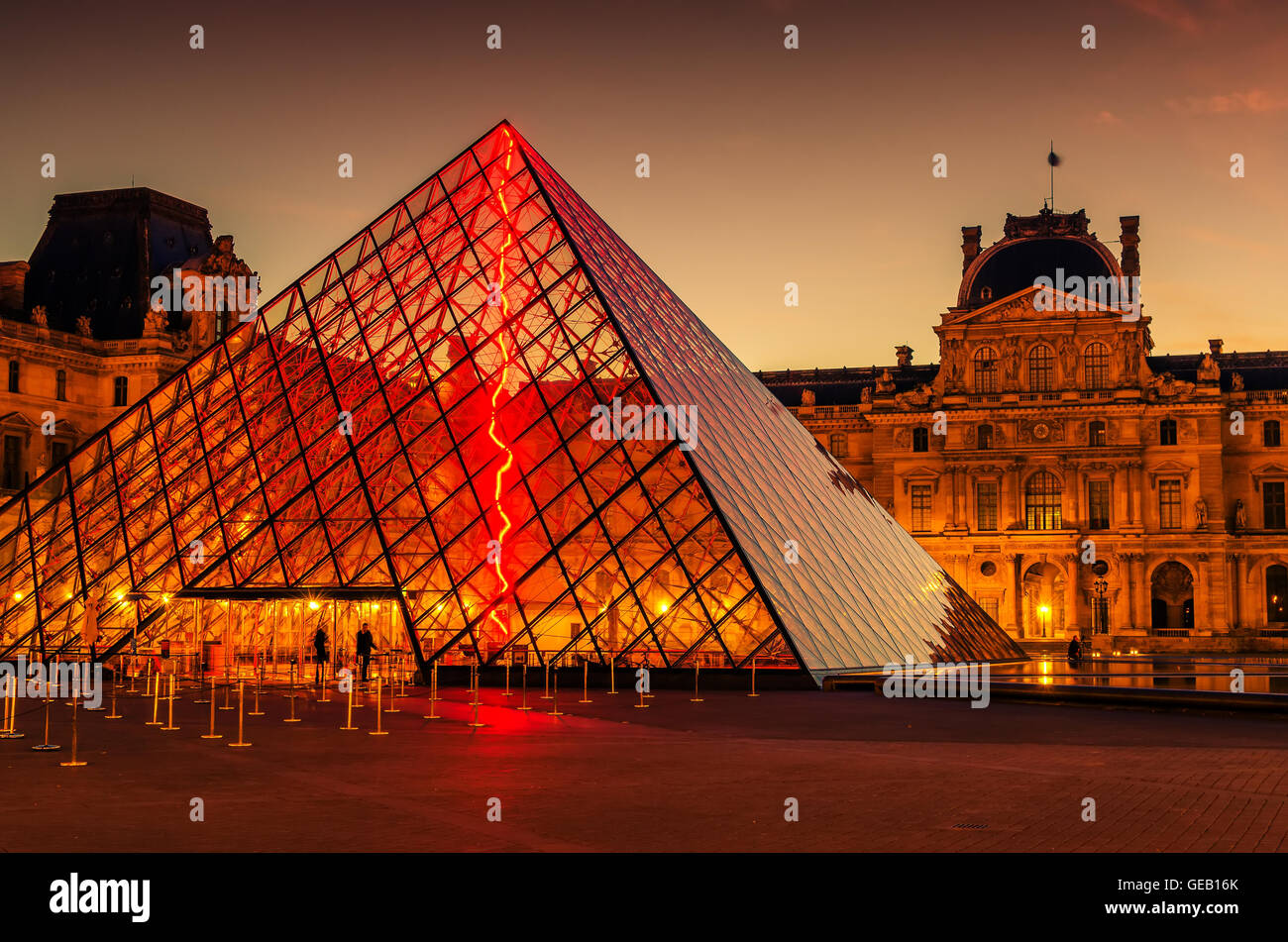 Paris, France: Louvre museum and the pyramid Stock Photo - Alamy