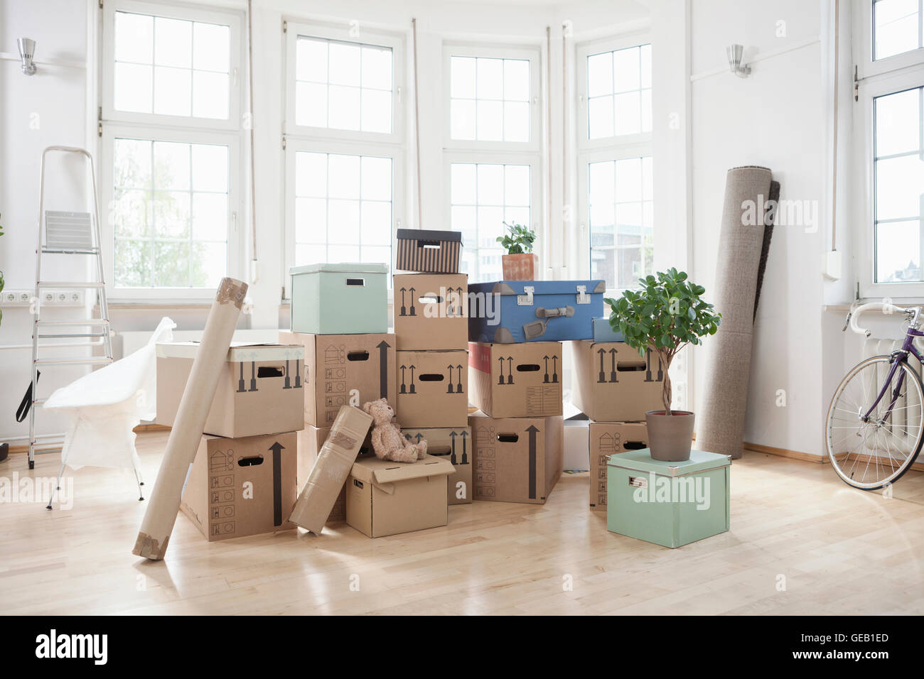 Empty boxes hi-res stock photography and images - Alamy