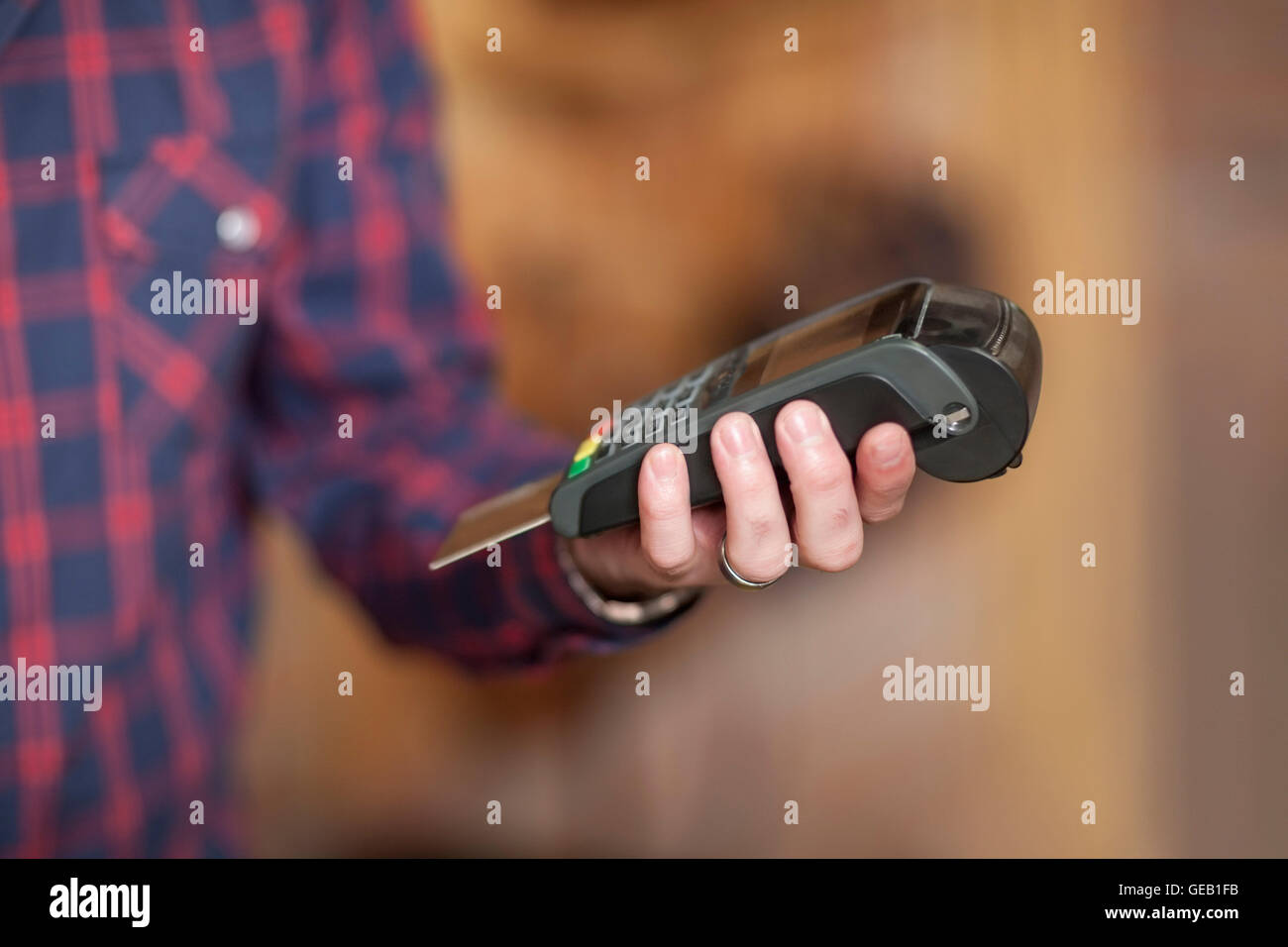 Man holding credit card reader Stock Photo - Alamy