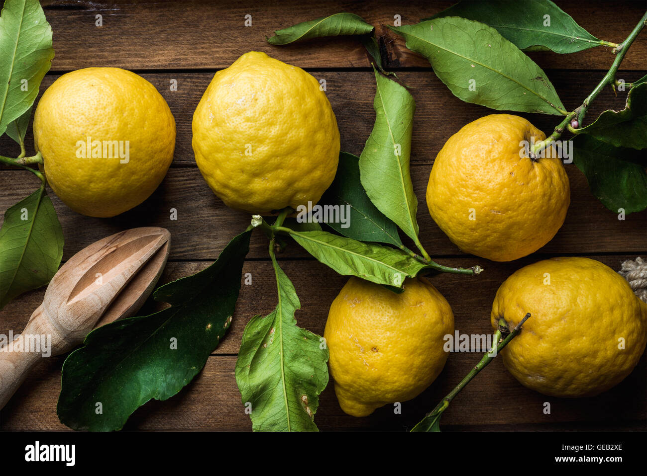 Fresh lemons with leaves in rustic wooden box Stock Photo - Alamy