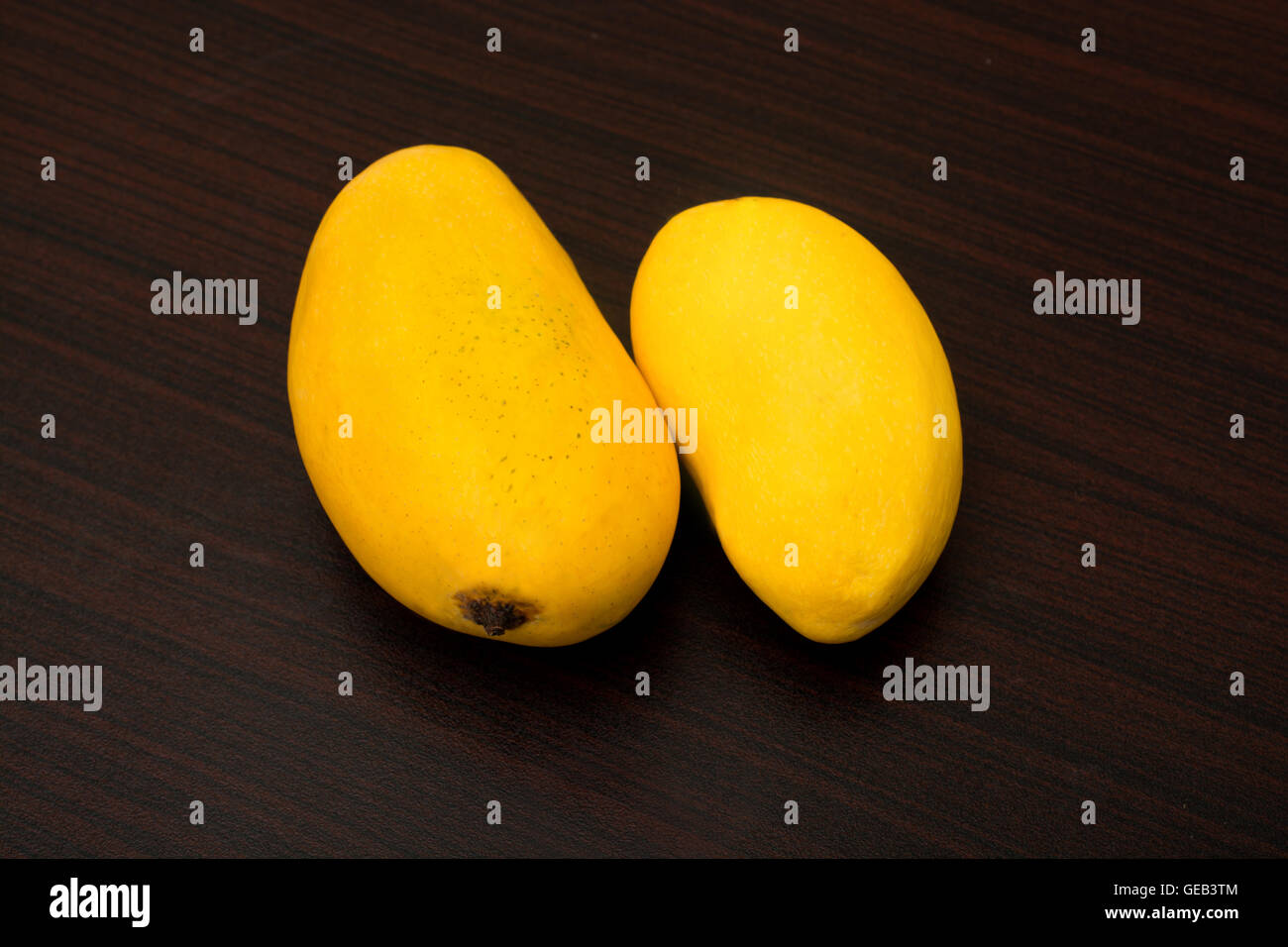 Fresh ripe chaunsa mangoes on dark wooden background Stock Photo - Alamy