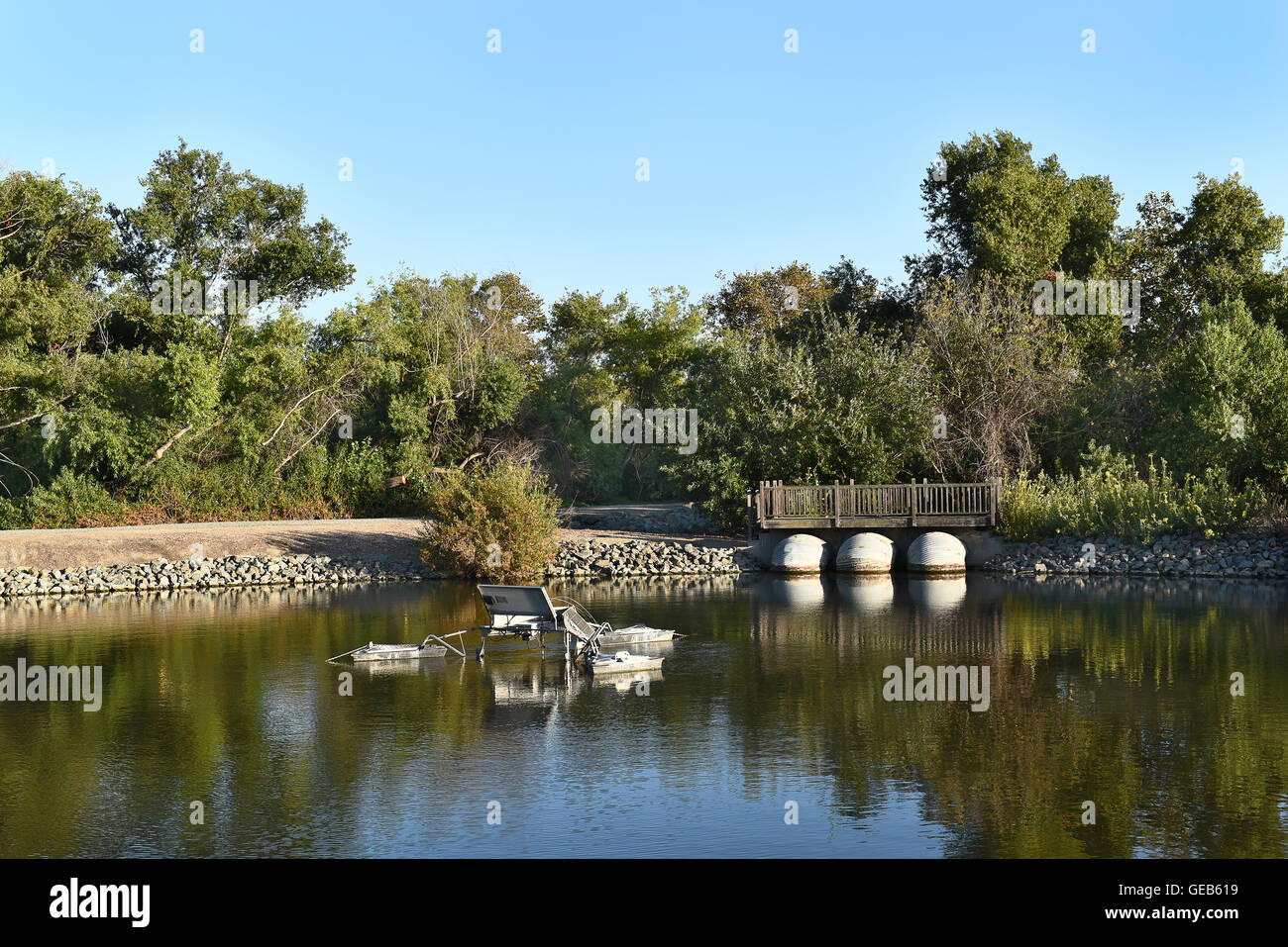 Observation Deck and pond at San Joaquin Marsh Reserve, Irvine, CA ...