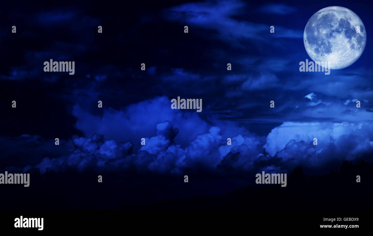 Blue night sky crescent moon hi-res stock photography and images - Alamy