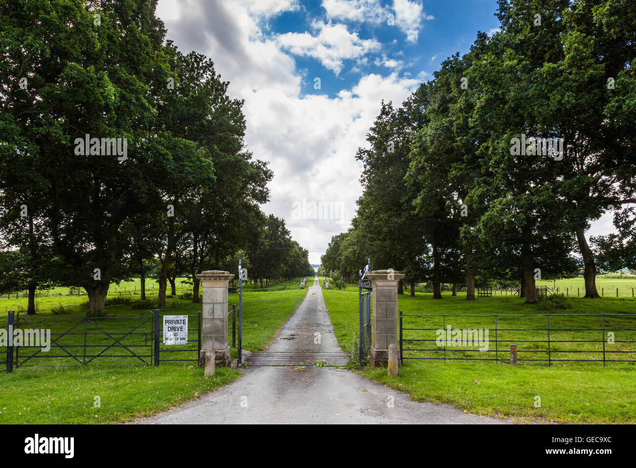 Oak gates hi-res stock photography and images - Alamy