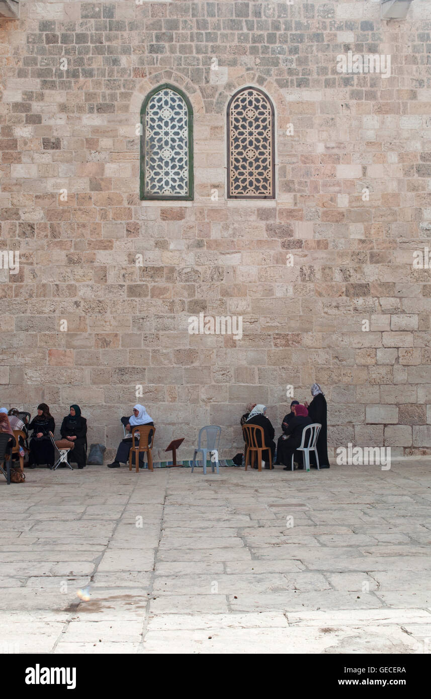 Jerusalem: muslim women in prayer next to the wall of Al Aqsa Mosque ...