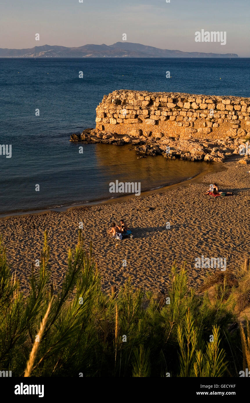 L´Escala. Moll grec beach. In background the ruins of a old greek dock ...