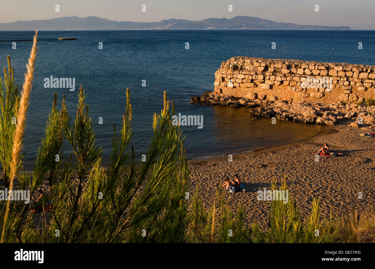 L´Escala. Moll grec beach. In background the ruins of a old greek port ...