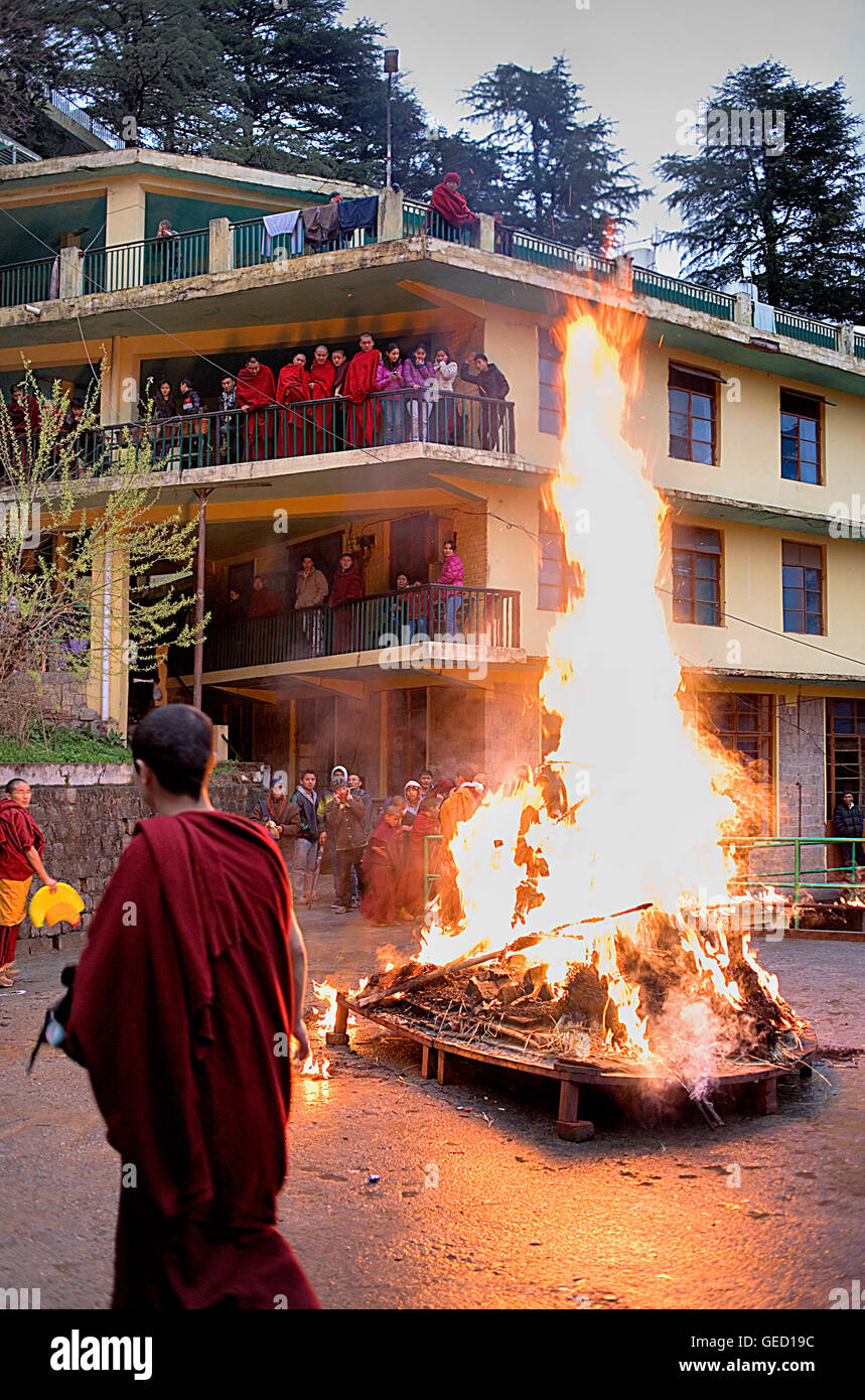 Tibetan monks fire hi-res stock photography and images - Alamy
