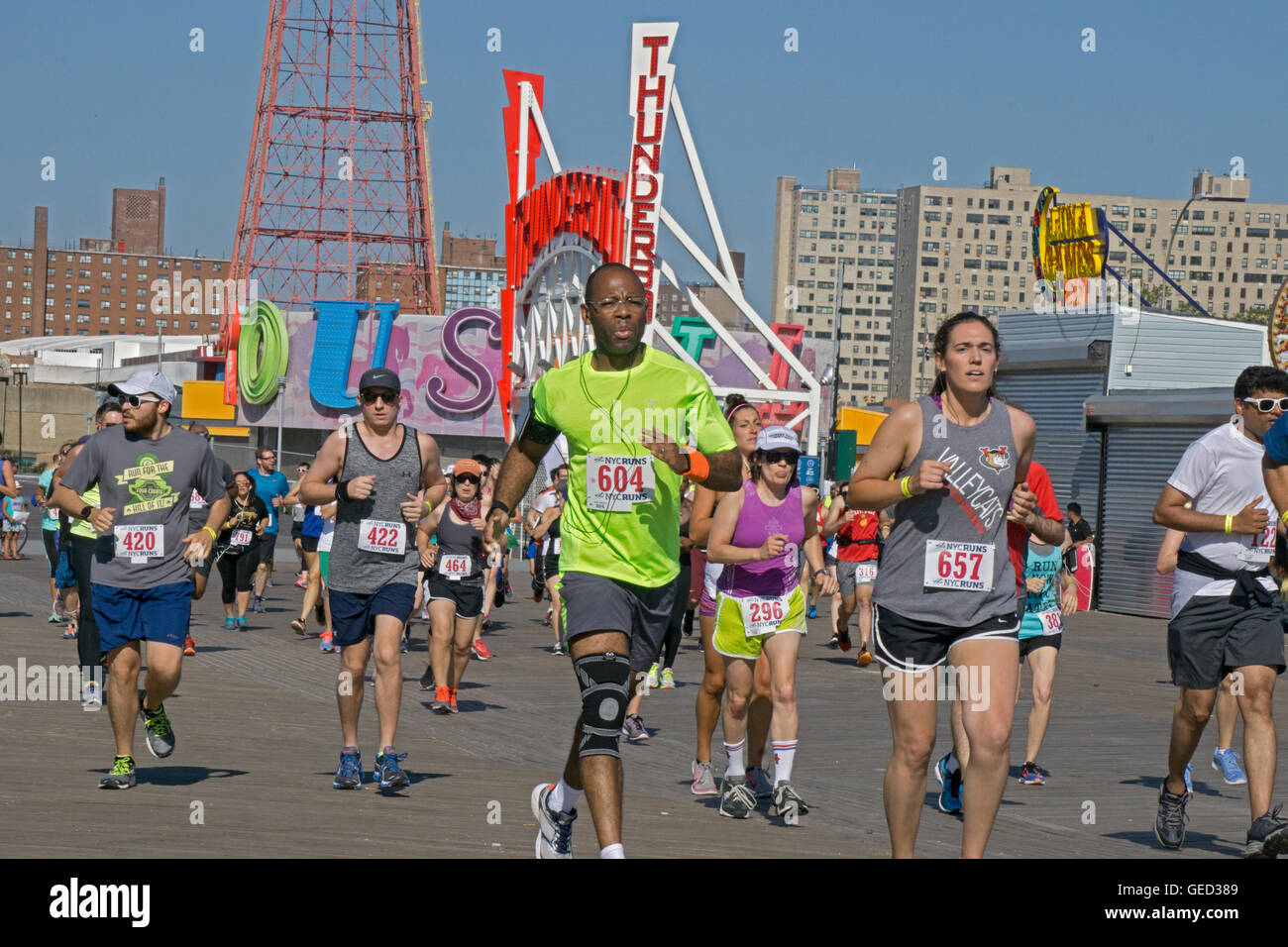 Black and caucasian men race hi-res stock photography and images - Alamy