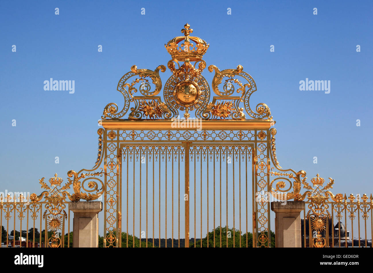 The Gate Of Honour , Palace Of Versailles, France, Europe Stock Photo ...