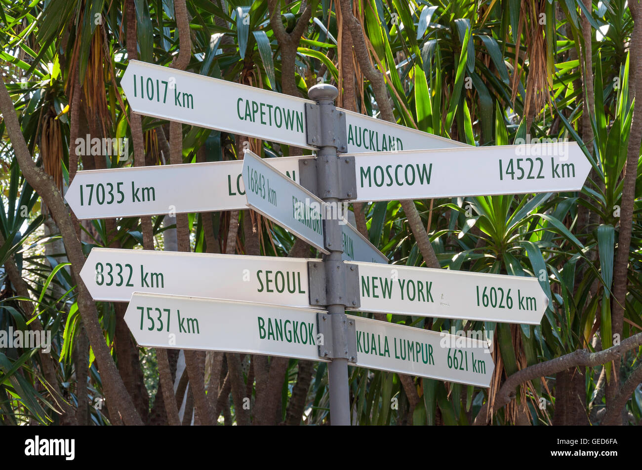 Direction sign post cities world hi-res stock photography and images ...