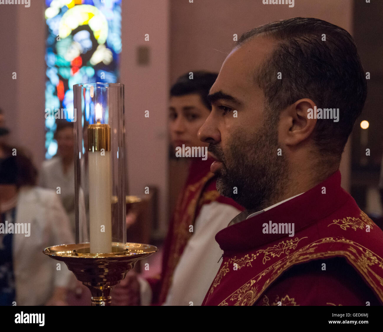 Altar servers in church hi-res stock photography and images - Alamy