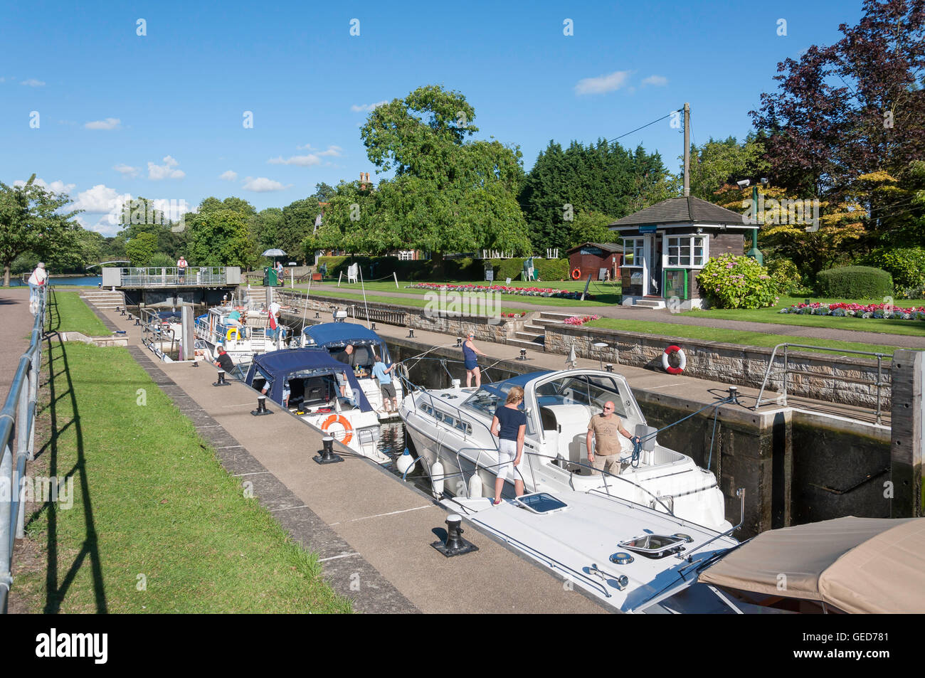 Shepperton Lock on River Thames, Shepperton, Surrey, England, United ...
