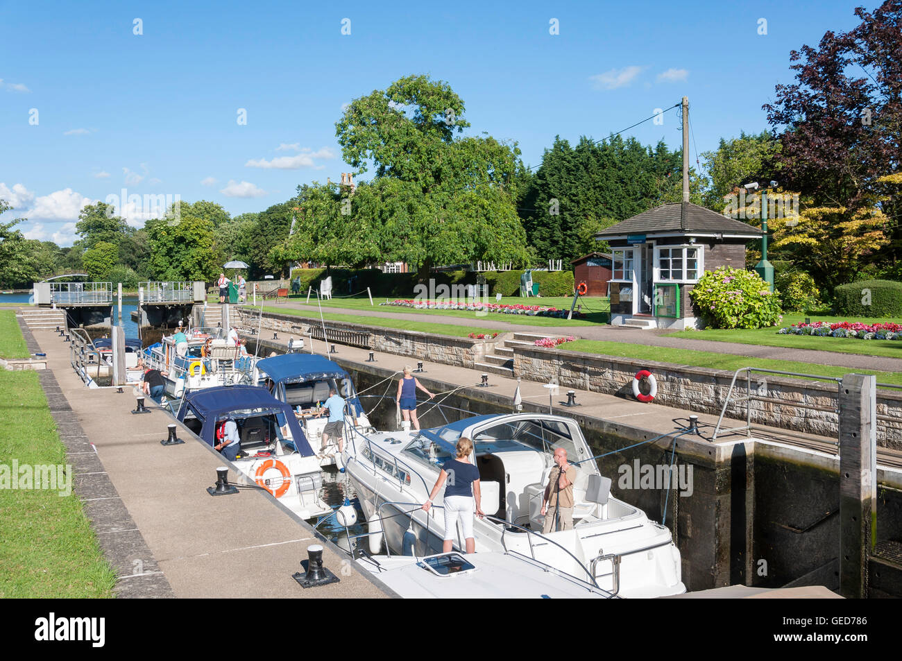 Tourist boats on the river thames hi-res stock photography and images ...