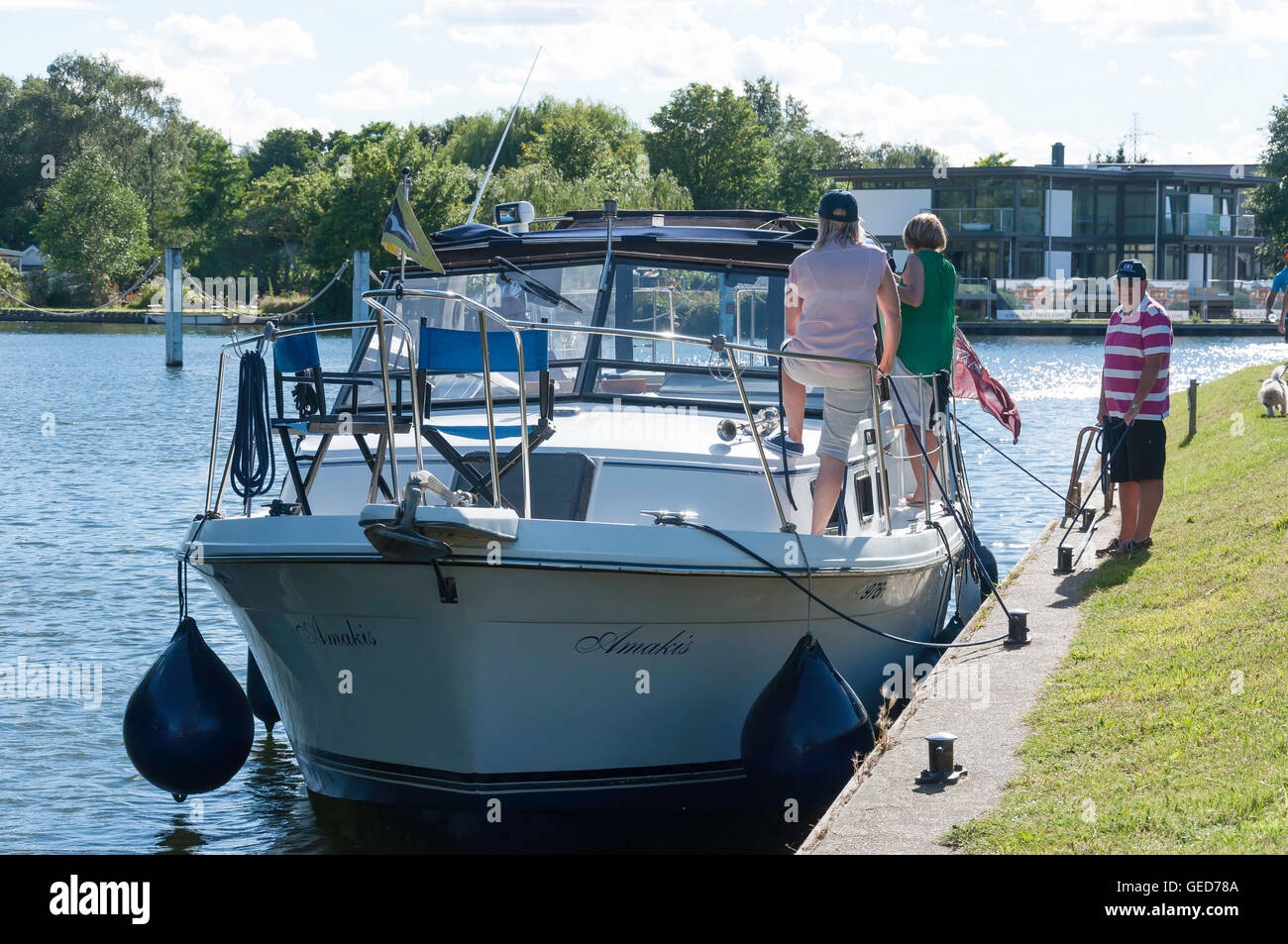 Cabin cruiser boat waiting at Shepperton Lock on River Thames ...