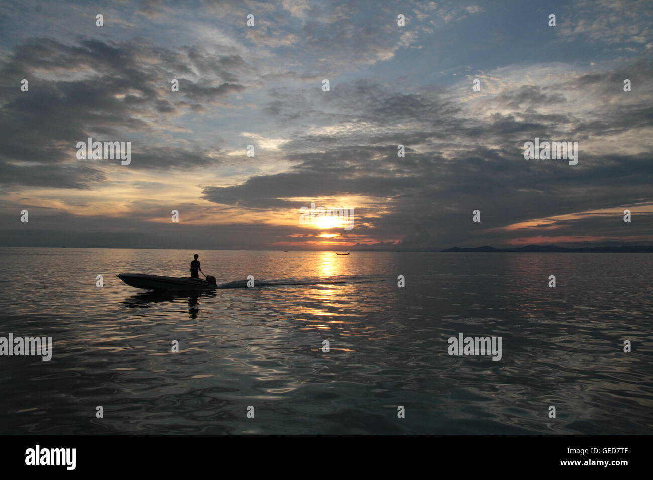 Ocean sunsets hi-res stock photography and images - Alamy