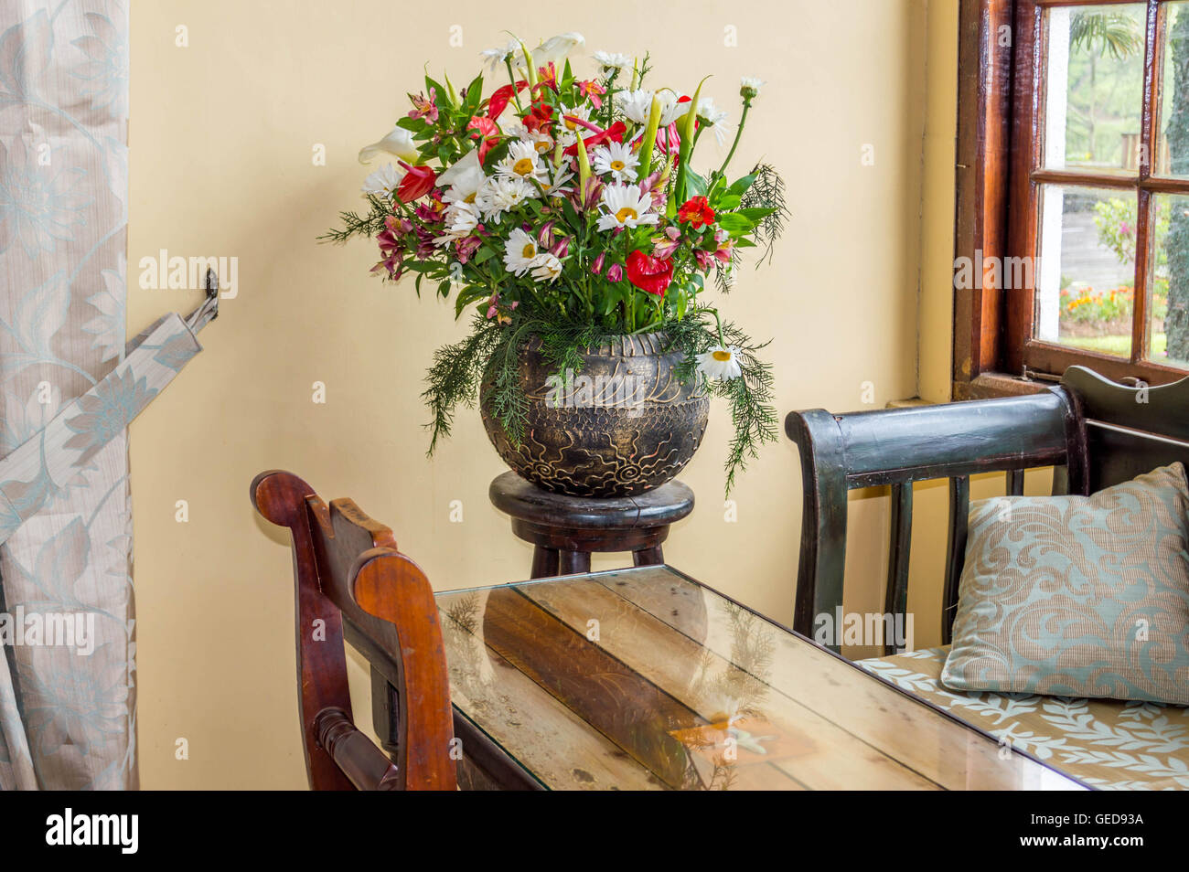 Table chair hi-res stock photography and images - Alamy