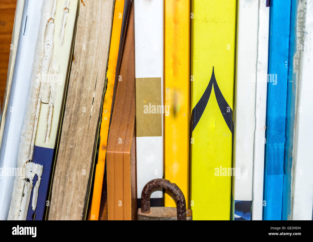 Row of books hi-res stock photography and images - Alamy