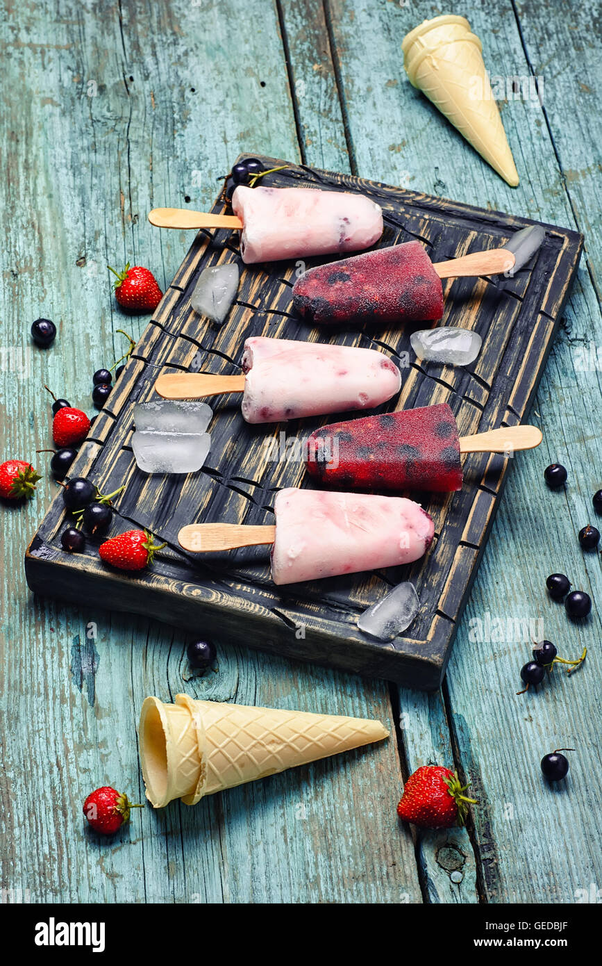Ice cream in metal tray hi-res stock photography and images - Alamy