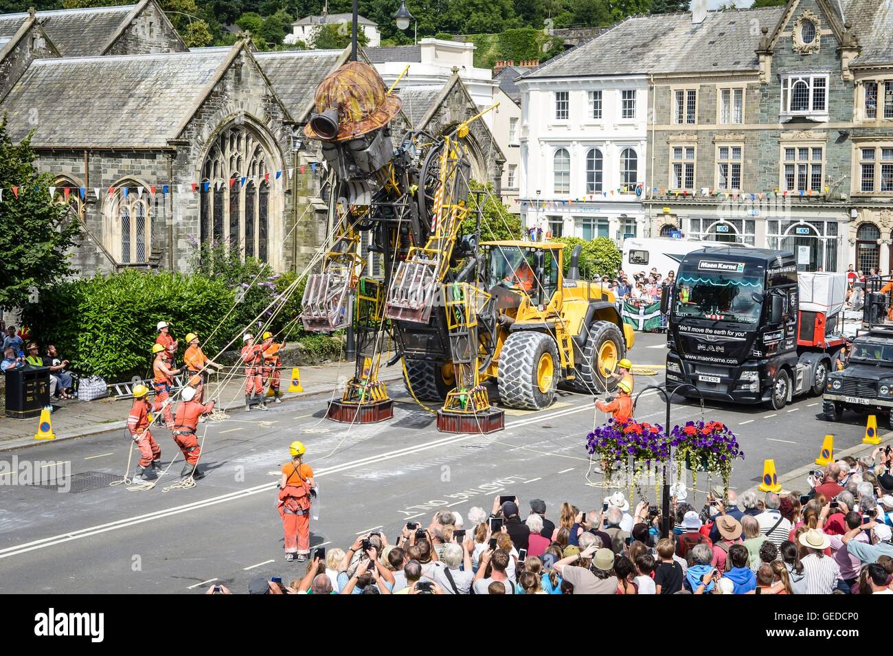 The uks larged mechanical puppet ever built hi-res stock photography ...